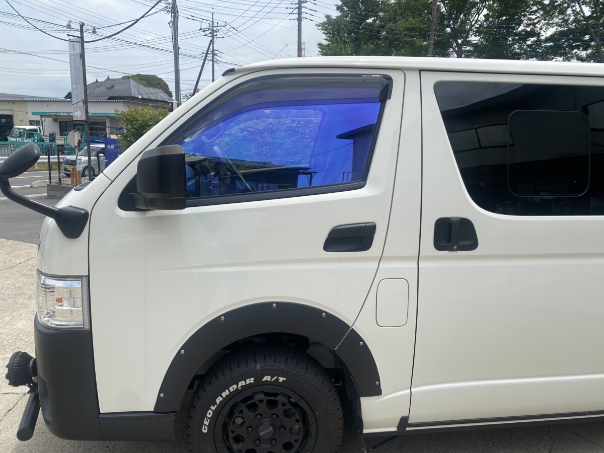 ハイエースサイドガラス 超断熱仕様へ交換 | フロントガラス交換 ボディーコーティング カーフィルム などカーケアの専門店の株式会社フィット ...